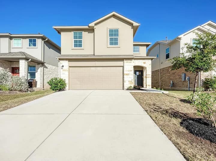 Spacious 4br Getaway W/ Loft & Yard - Georgetown, TX