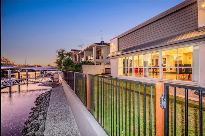 Lifestyle Holidaying, On Water, Walk To The Beach - Surfers Paradise