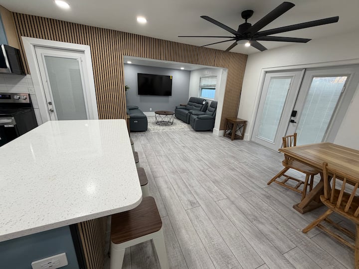 Newly Remodeled & Modern Home 5 Minutes To Beach! - St. Petersburg, FL