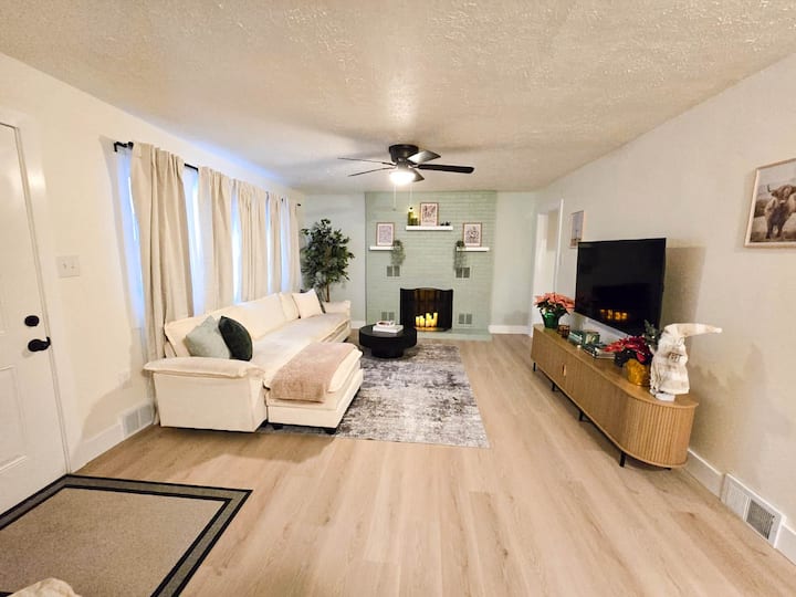 Freshly Renovated - Gem City's 4 Bedroom Farmhouse - Dayton, OH