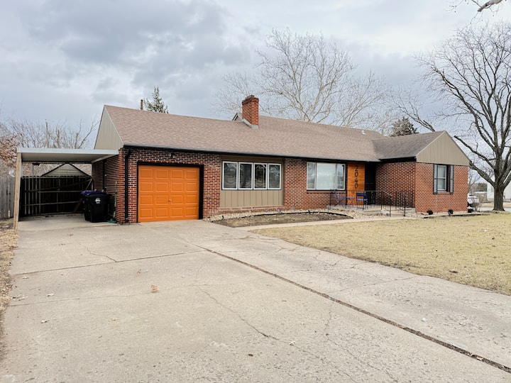 Game Day Casa 3br/2ba, Patio, Firepit, Fenced Yard - Topeka, KS