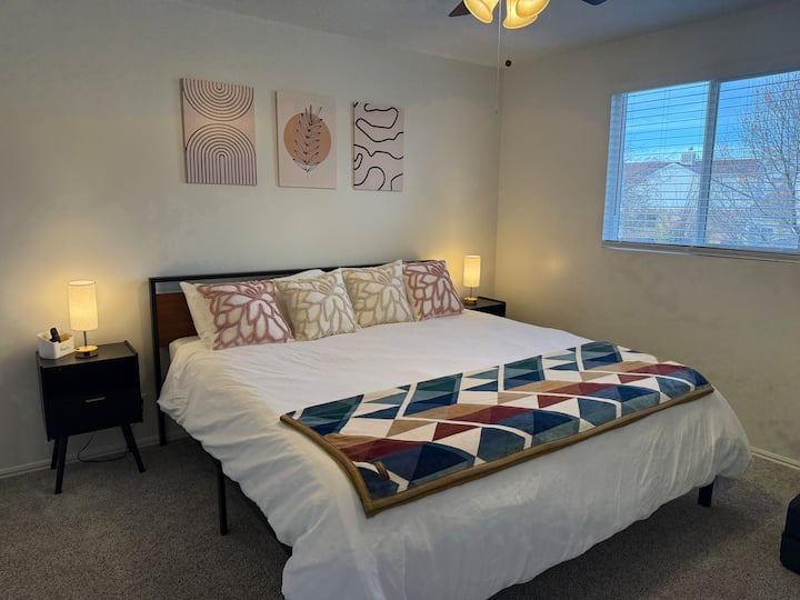 Home Near Mountain And City, Ski 16 Miles Away - West Jordan, UT