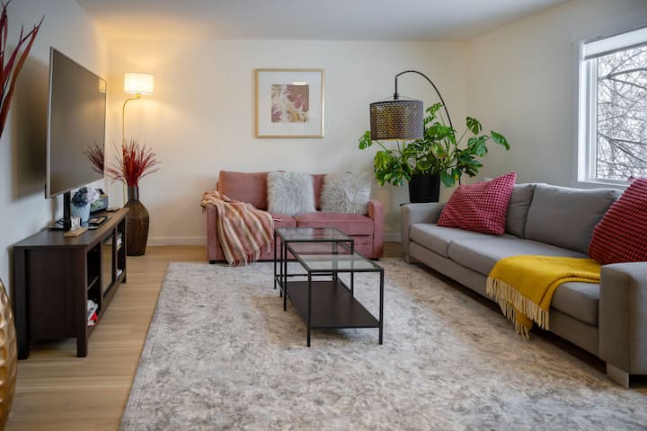 Stylish 3bed|sleep6| Fireplace|game Rm|12min-dtown - Fort Calgary