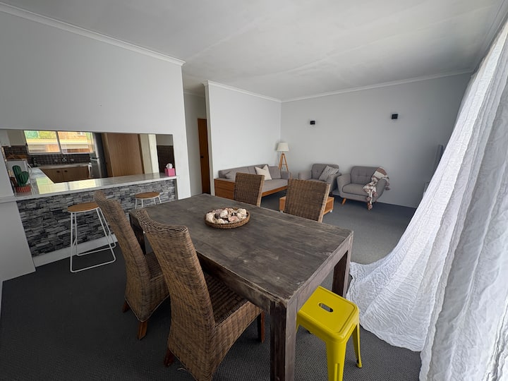 Drift & Thrive - Sun-kissed Retro Days For Five - Pambula