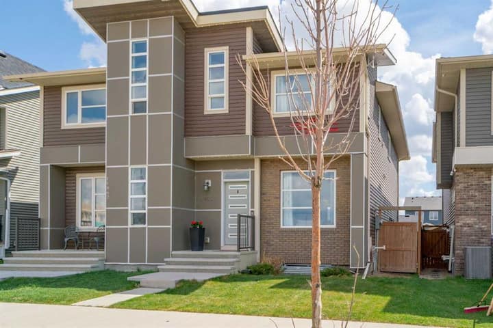 Bright & Modern Home Near Yyc, Shopping & Downtown - Airdrie