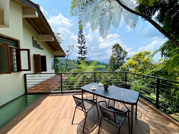 Classic Puncak Mountain Villa | Megamendung - Cisarua