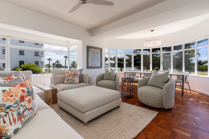 Luxurious Sea Point Grand Apartment - Camps Bay