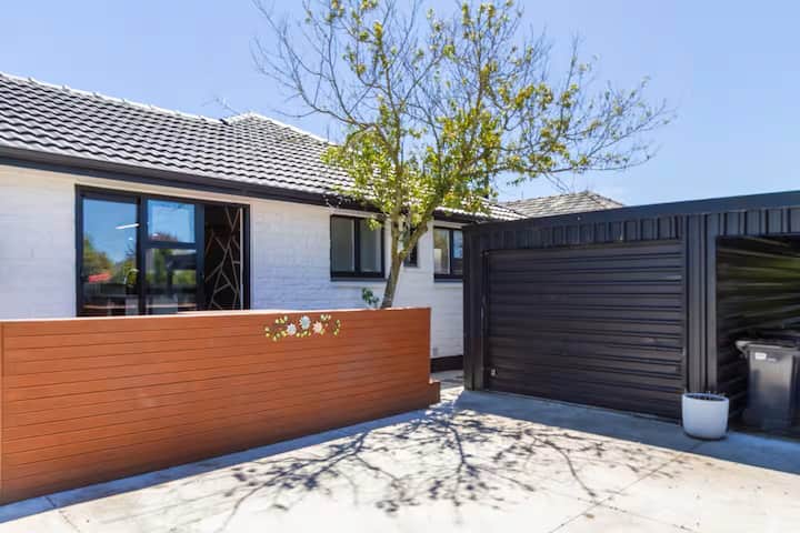 Spacious 4b Family Home Near The Airport - 