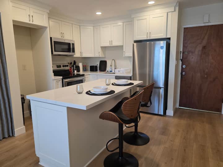 Newly Remodeled 2-bedroom Apartment Close To Bart - Oakland, CA