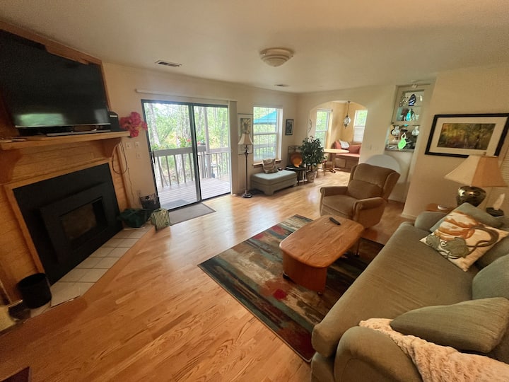 1bd/1bth Creek Front Furnished Avail Now Month Min - Boulder, CO