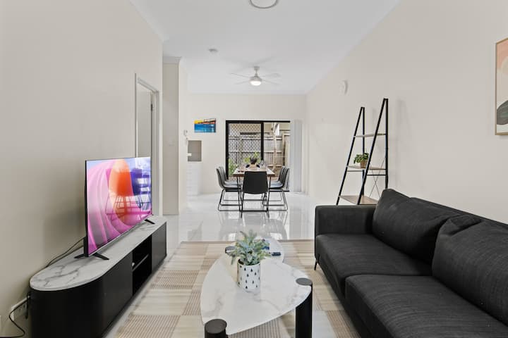 Prime Spot 3-bed | Walk To Bus Drive Anywhere Fast - Brisbane