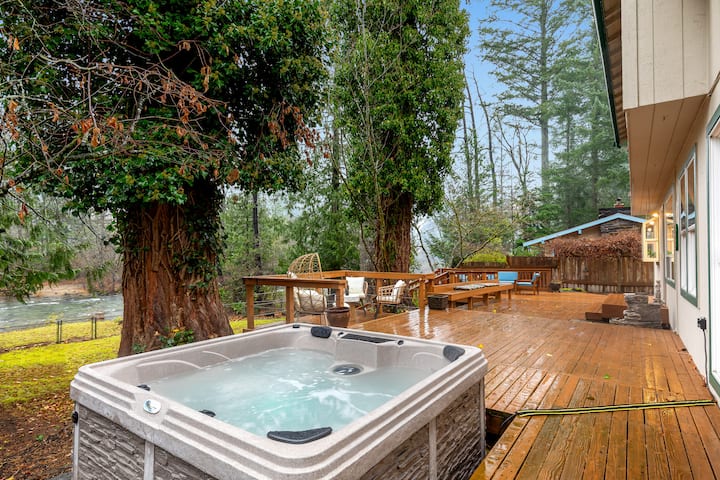 Riverfront • Hot Tub • Spacious • Pet Friendly - North Bend, WA