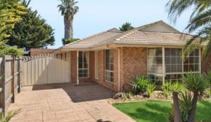 Spacious Comfort Stay With King Bed & Free Wi-fi - Werribee Open Range Zoo