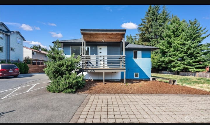 Step Out To The Link—stay In Modern Comfort - Tukwila, WA