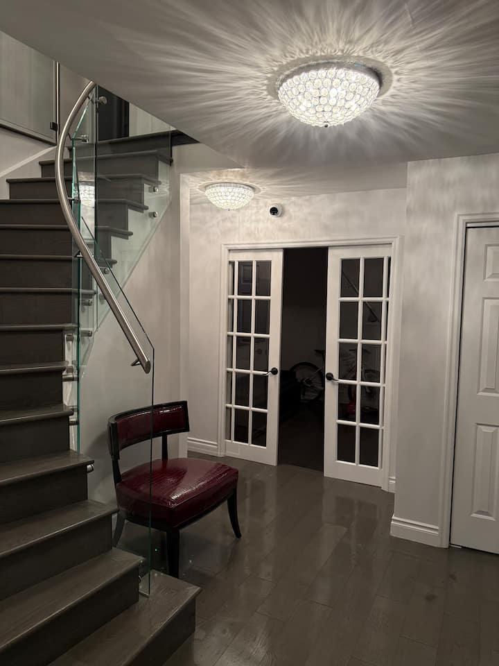 Entire Luxury Home In Fort Richmond - Winnipeg