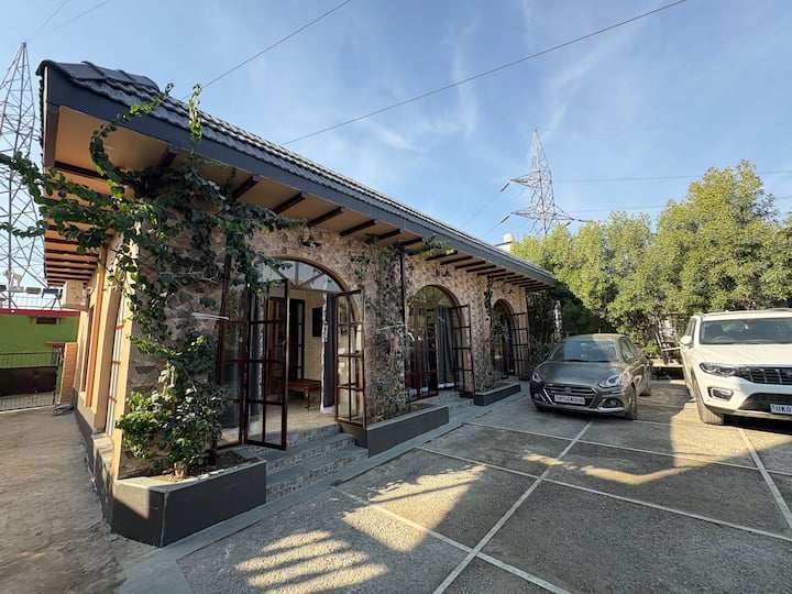 Bambi, The Doghouse, Studio Apartment, Near Upes - デーラー・ドゥーン