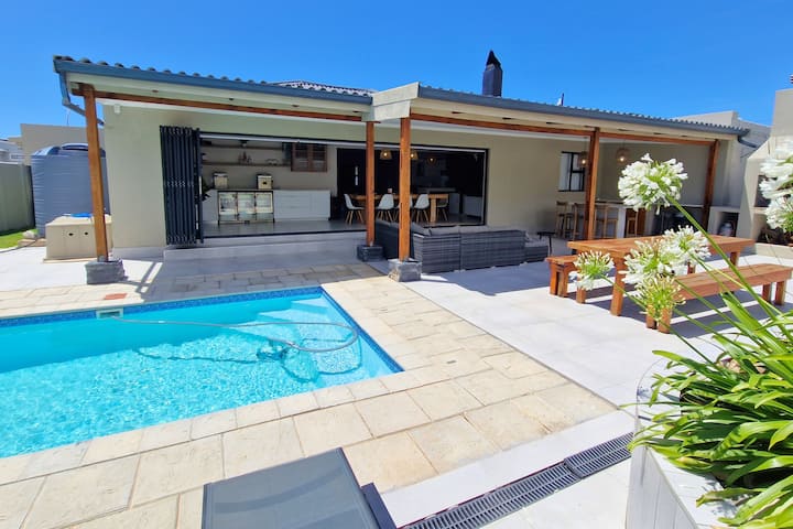 Modern Coastal Retreat, 2-min Walk To The Beach - Jeffreys Bay
