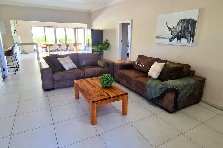Modern Coastal Retreat, 2-min Walk To The Beach - Jeffreys Bay
