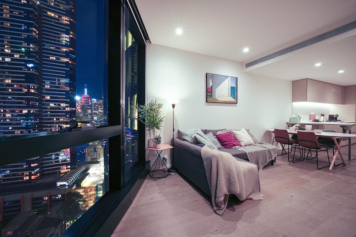 Skyline Suites | Stylish Corner Suite, City Views - クレモルネ