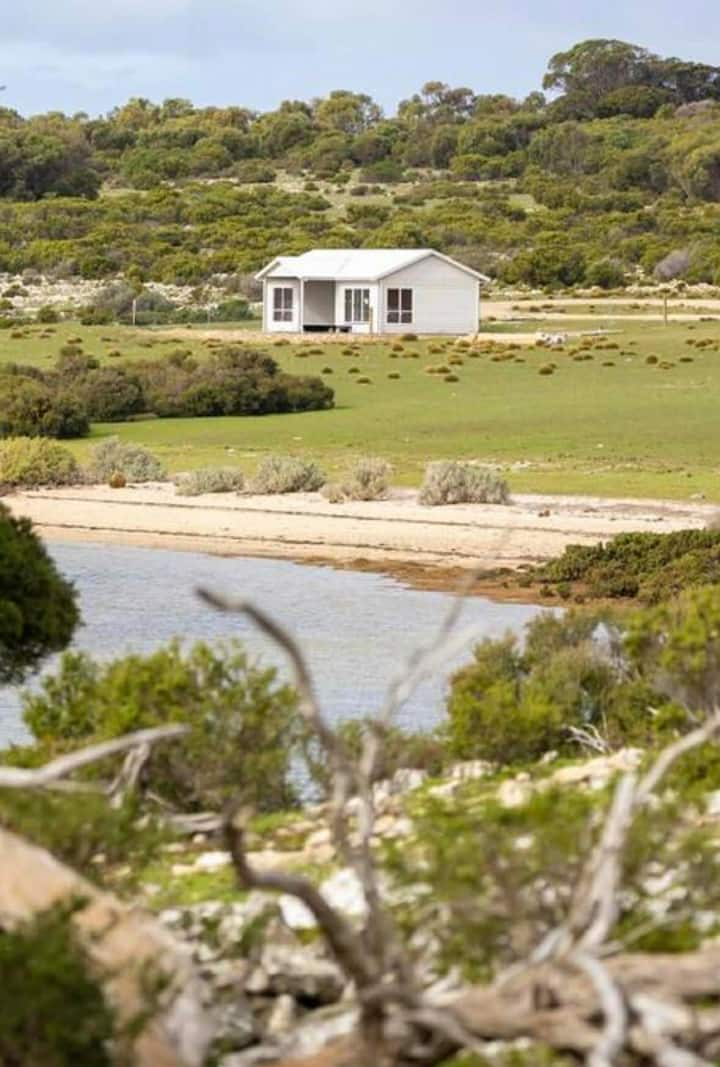 Pelican Lagoon Retreat - Driftwood - Beachfront - Island Beach, South Australia