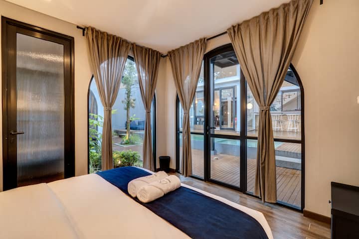 5br Villa W/ Private Pool, Rooftop, & Pet Park - 