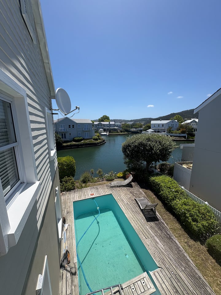 One-bedroom Canal-view Apartment – Thesen Island - Knysna