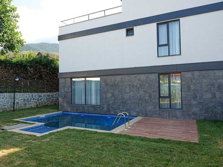 Tripleks 5+1 şEklinde öZel Havuzlu Villa - Kartepe