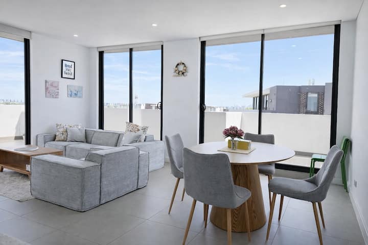 Light-filled 3br Haven | Spacious With City Views - Sydney