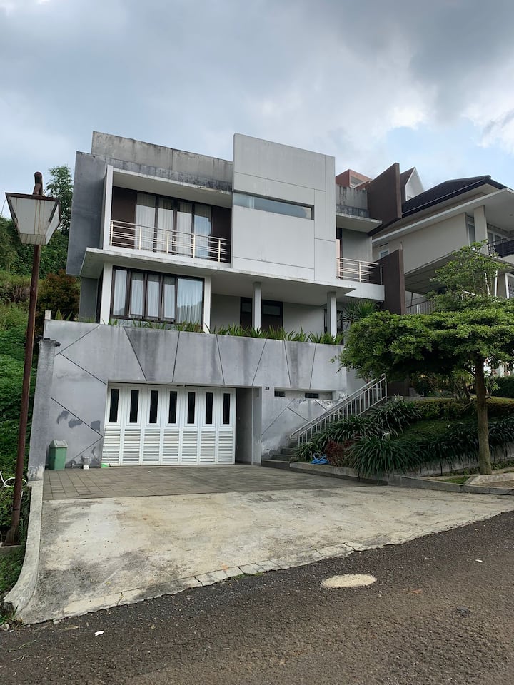 éL Mar Family Villa Dago Pakar - 5br / 12+5 Pax - Bandung