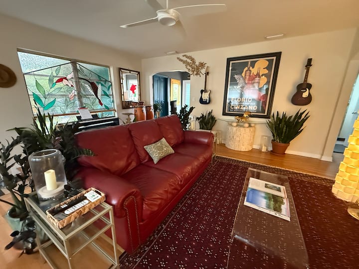 Cozy Saint Pete Hibiscus House - St. Petersburg, FL