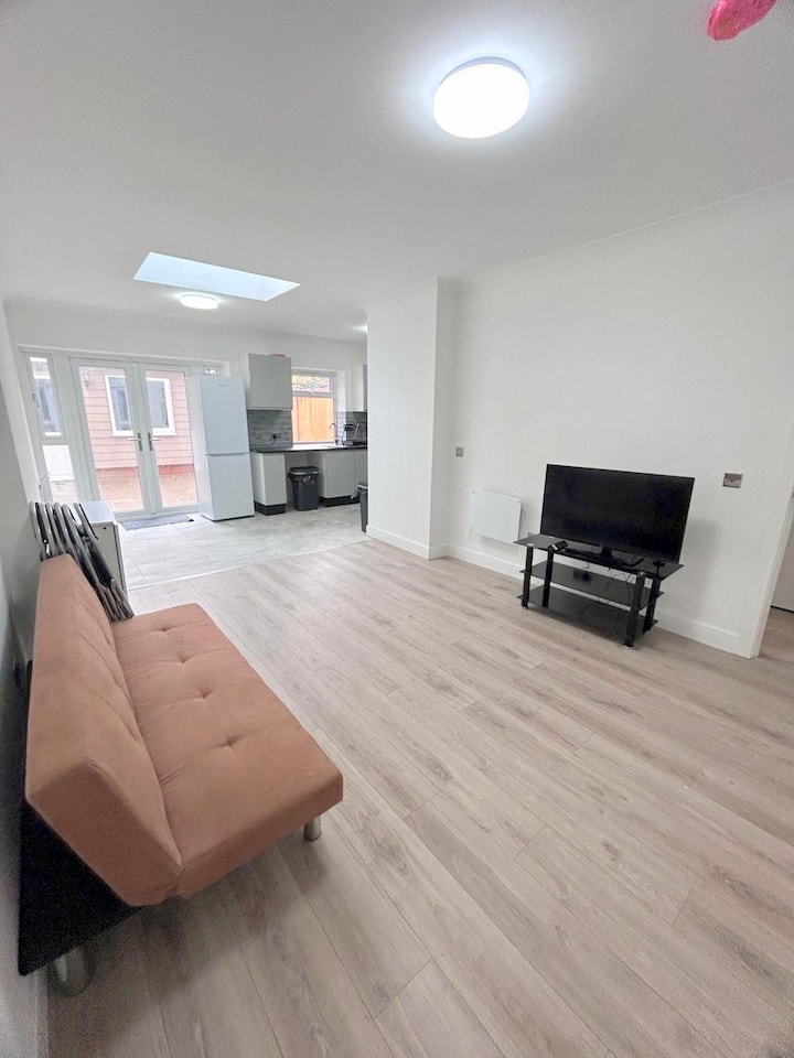 Large 7-bedroom House - 25 Min From London Bridge - London