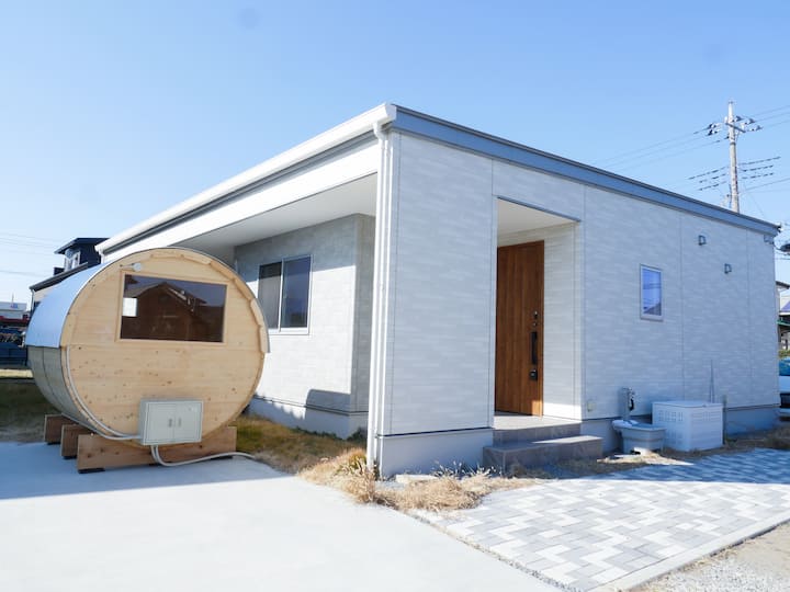 【2025年新築】バレルサウナ&外気浴テラス付き！ | 伊勢崎1戸建貸切ステイ | 定員8名 - Maebashi