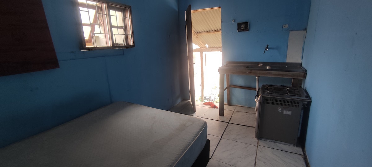 La petite chambre n'a pas de réfrigérateur ni de bouteille de gaz ...