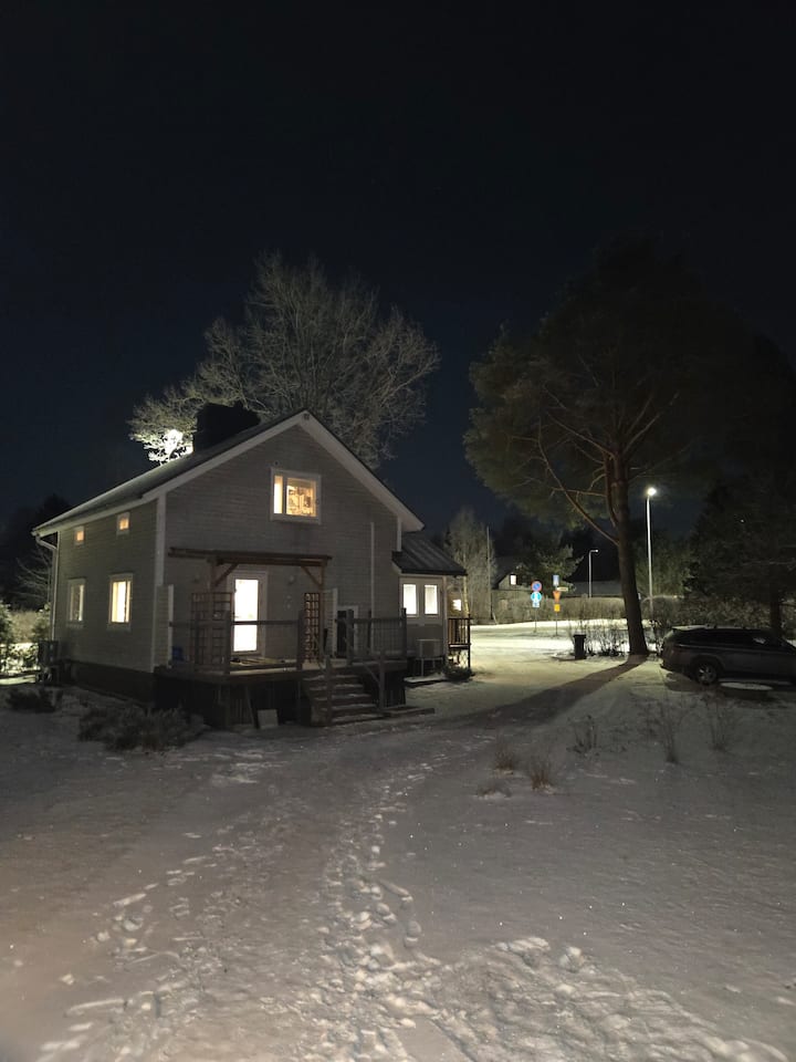 Tilava Kahden Talon Kokonaisuus Suurella Tontilla. - Hattula