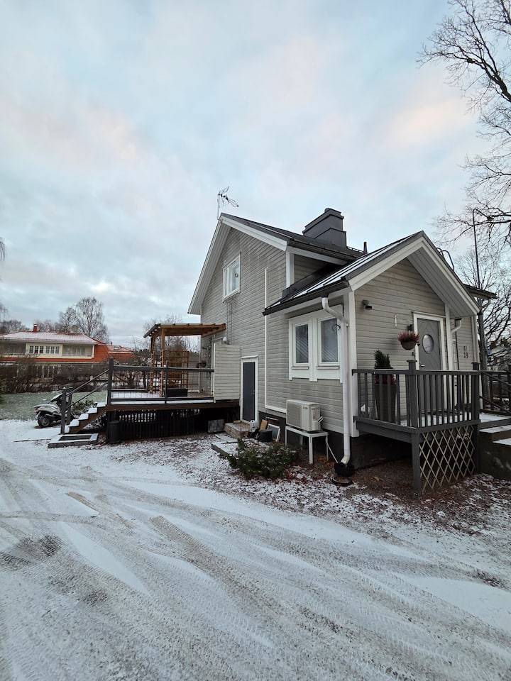 Tilava Kahden Talon Kokonaisuus Suurella Tontilla. - Hattula