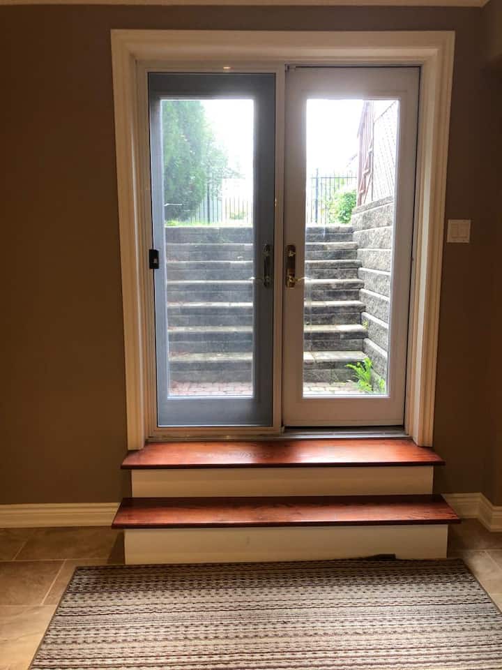 Cozy & Elegant 2-bedroom Private Walkout Suite - Ontario