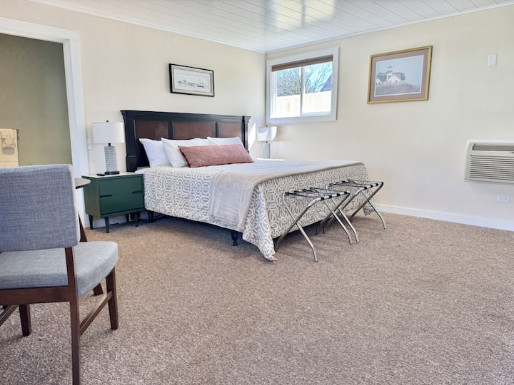 Gallagher's Travels Room 11 (King Bed) - Maine