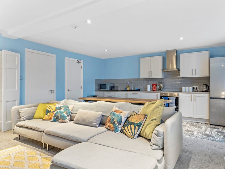 Spacious 4 Bed In Central Ulverston | Sleeps 10 - Cartmel