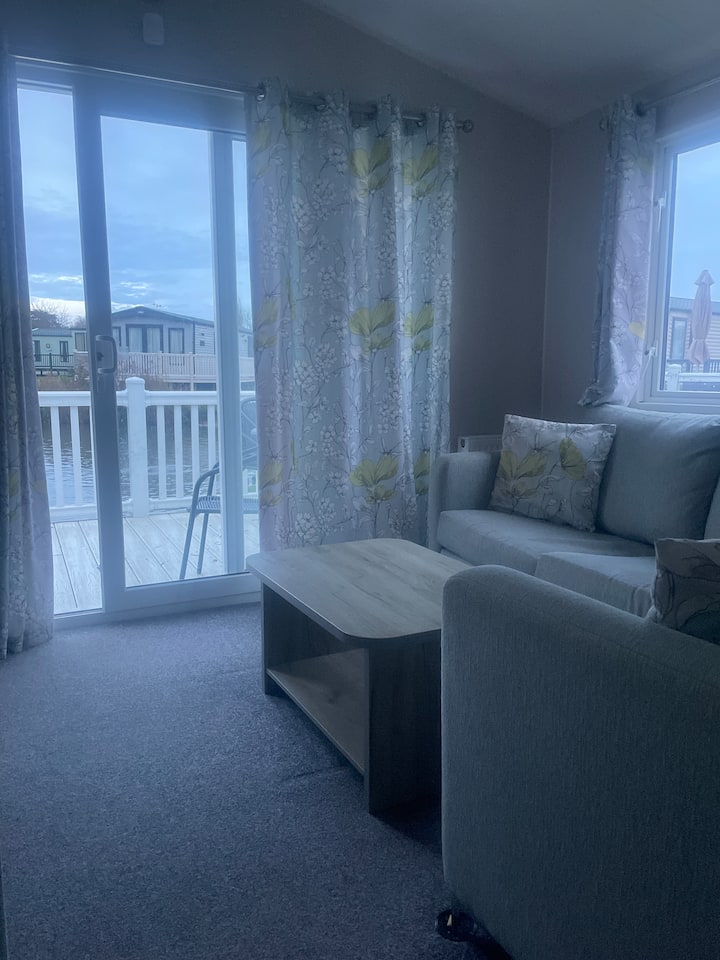 A Breakaway With Pond View - Hunstanton