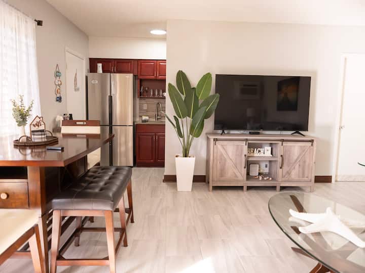 Island Getaway 2br/1ba • 0.7 Miles To The Beach - Marco Island, FL