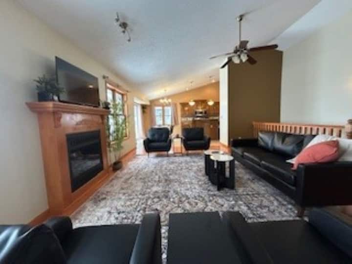 Aspen Valley Retreat • Spacious Family Home - La Crosse, WI