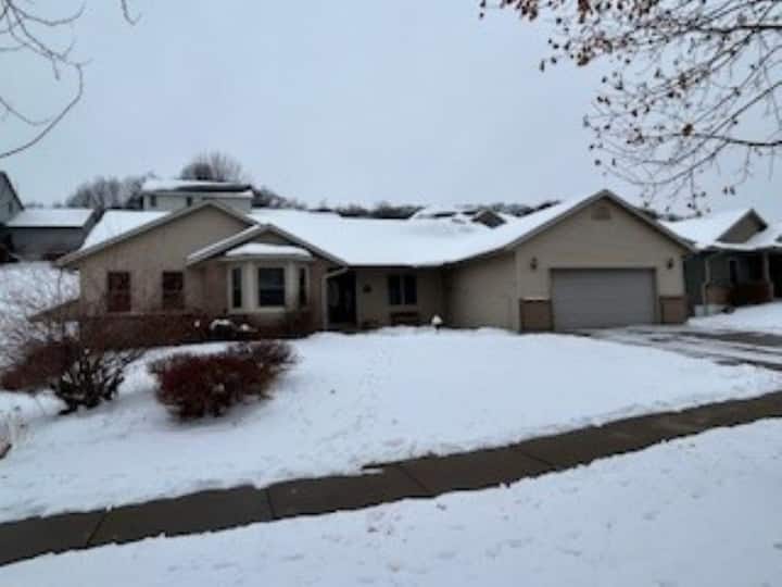 Aspen Valley Retreat • Spacious Family Home - La Crosse, WI
