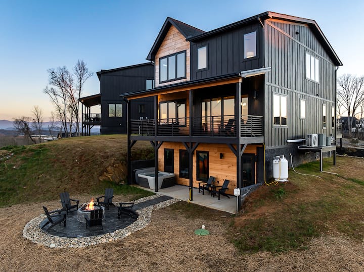 Luxe Mountain Lodge: Indoor Pool, Views, Fire Pit - Sevierville, TN