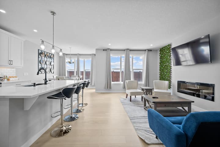 4 Bed | Min To Airport | Garage | Game Room - Calgary