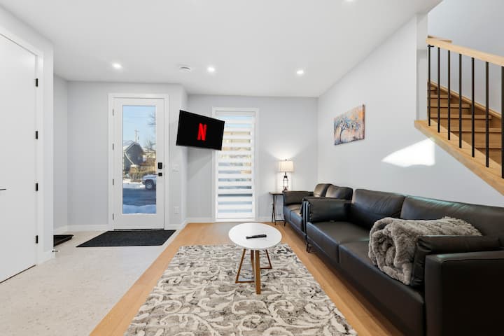 King Bed 10 Minutes To Downtown Luxury Townhouse - Calgary