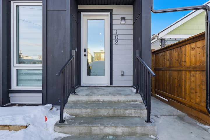 King Bed 10 Minutes To Downtown Luxury Townhouse - Calgary