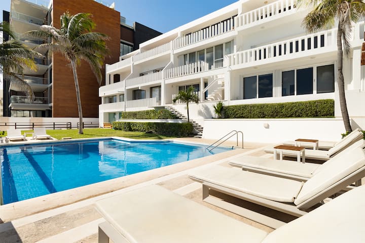 Apartment In Oceanfront Complex Steps From Beach - Cancún
