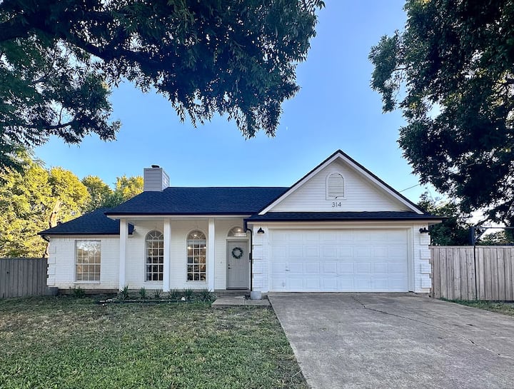 Charming Modern Retreat | Easy Access To Dfw - Cedar Hill, TX