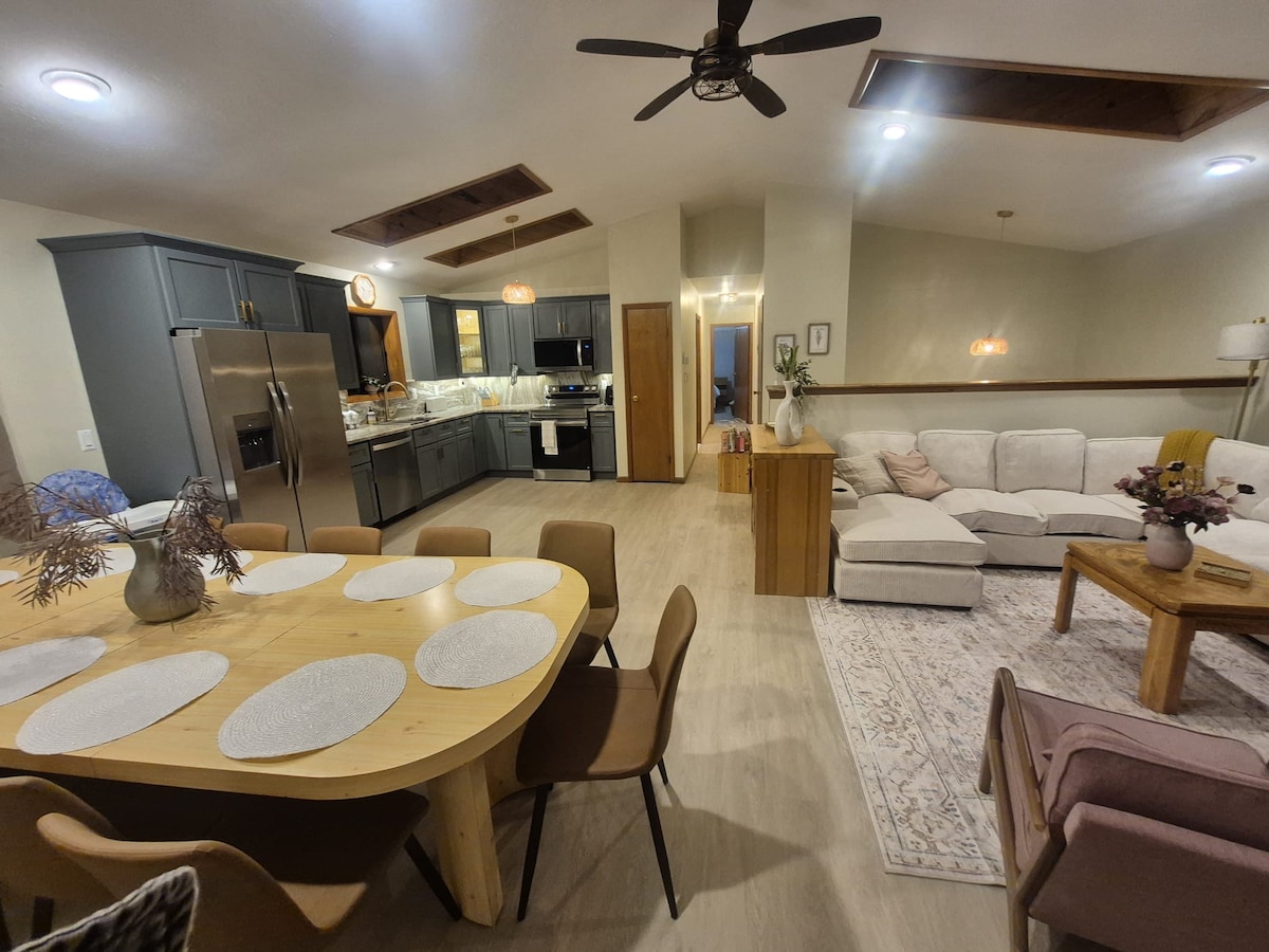 Lakeside Lodge Escape with Private Pool - Houses for Rent in Monticello ...