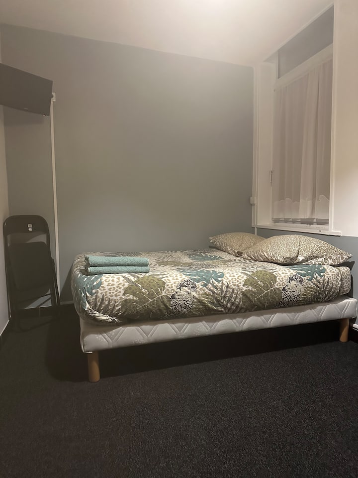 Chambre Avec Un Lit Double + Un Lit Simple - Caudry